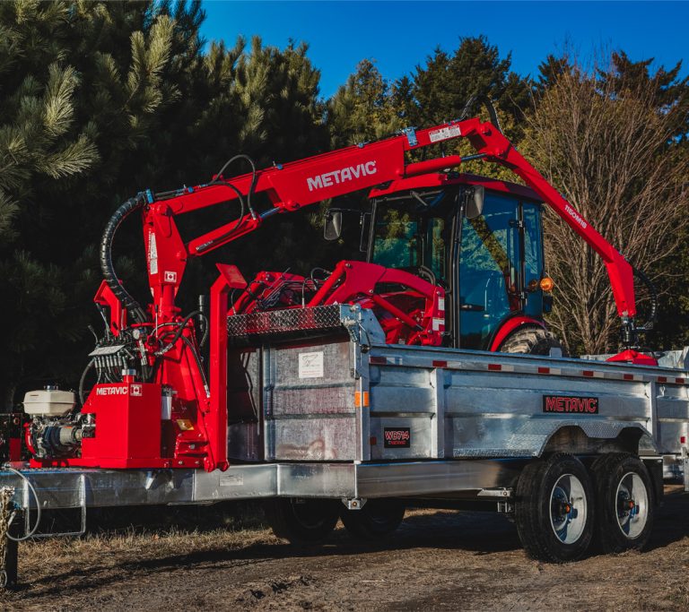 WD612 dump trailer equipped with a log loader - Metavic